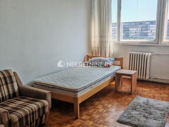 Izdavanje trosobnog stana – Novi Beograd, 65 m², terasa, odlična lokacija