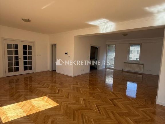 Izdaje se svetao stan 143,66 m² sa garažom, terasama i liftom – Odlična lokacija u Beogradu
