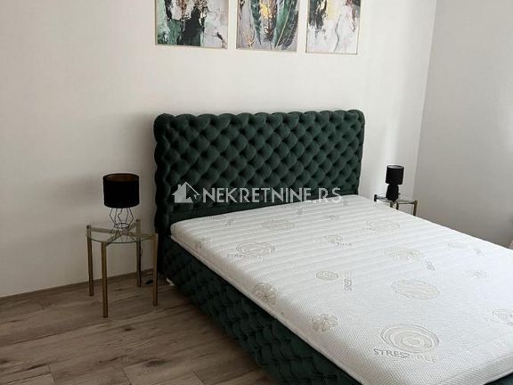 Izdavanje dvosobnog stana 50m² – Odlična lokacija kod Bulevara Revolucije, Beograd