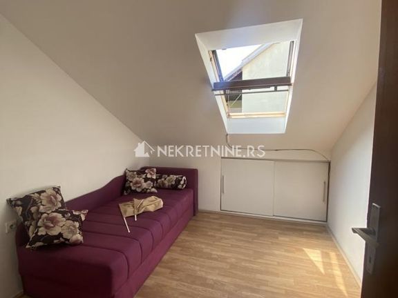 Dvosoban polunamešten stan površine 59 m², koji se nalazi u Mokranjčevoj ulici u Nišu,