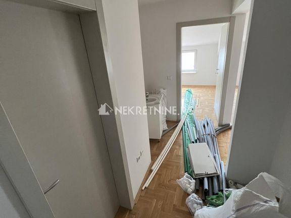 Prodaja stana – potkrovlje, 54 m², mirna lokacija