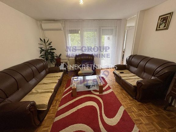 Odlican trosoban stan na Novom Naselju !