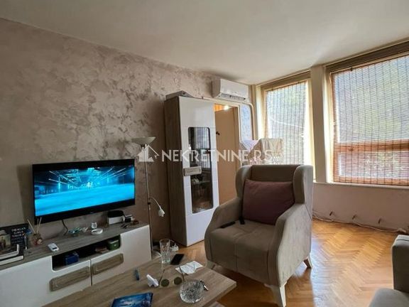 NA PRODAJU – 1.5-SOBAN STAN U STRO