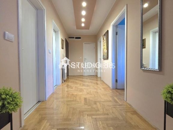 Zrenjanin, Žitni trg, 3.0 stan, 74m2, 114000 EUR