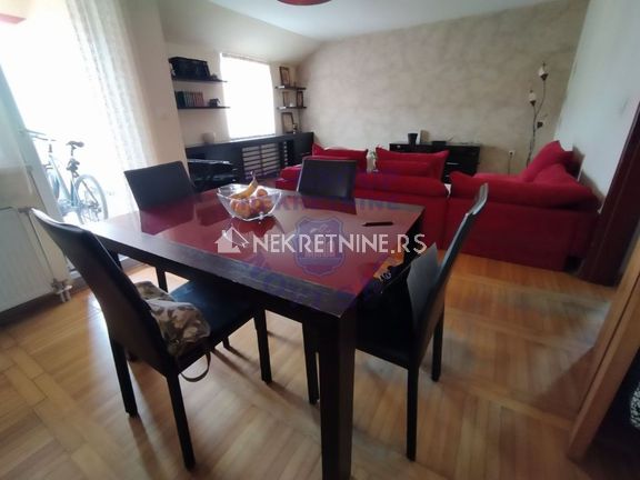Vrlo atraktivan triplex na Novoj Detelinari