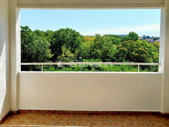 Stan na odličnoj i mirnoj lokaciji sa prelepim pogledom.