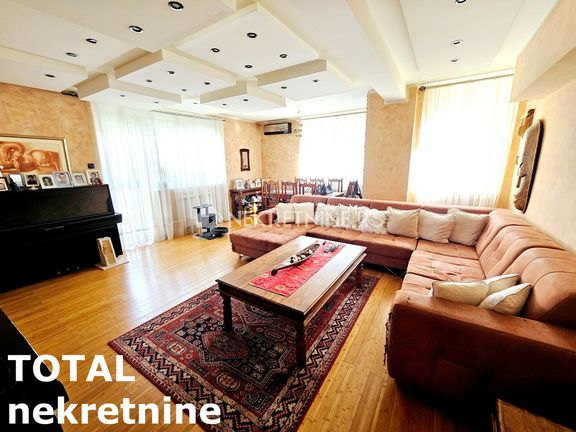 Četvorosoban stan NOVI SAD, 295000€