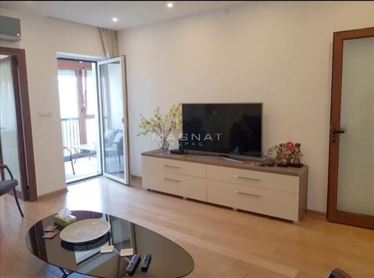 Centar - extra lux stan sa nameštajem - fantasti