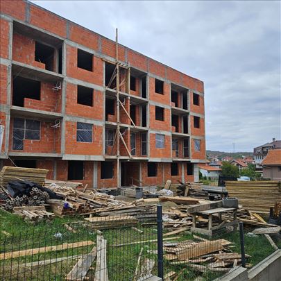 Trosoban Stan u izgradnji u Kaluđerici