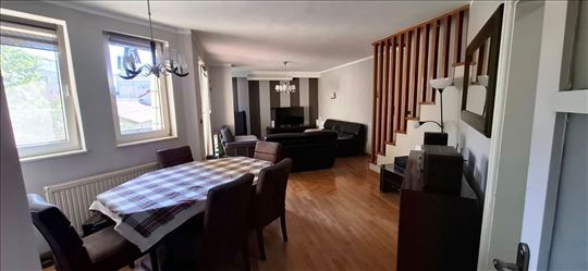Odličan, konforan stan površine 122 m2, u centru