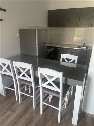 Moderno nameštena garsonjera, novo