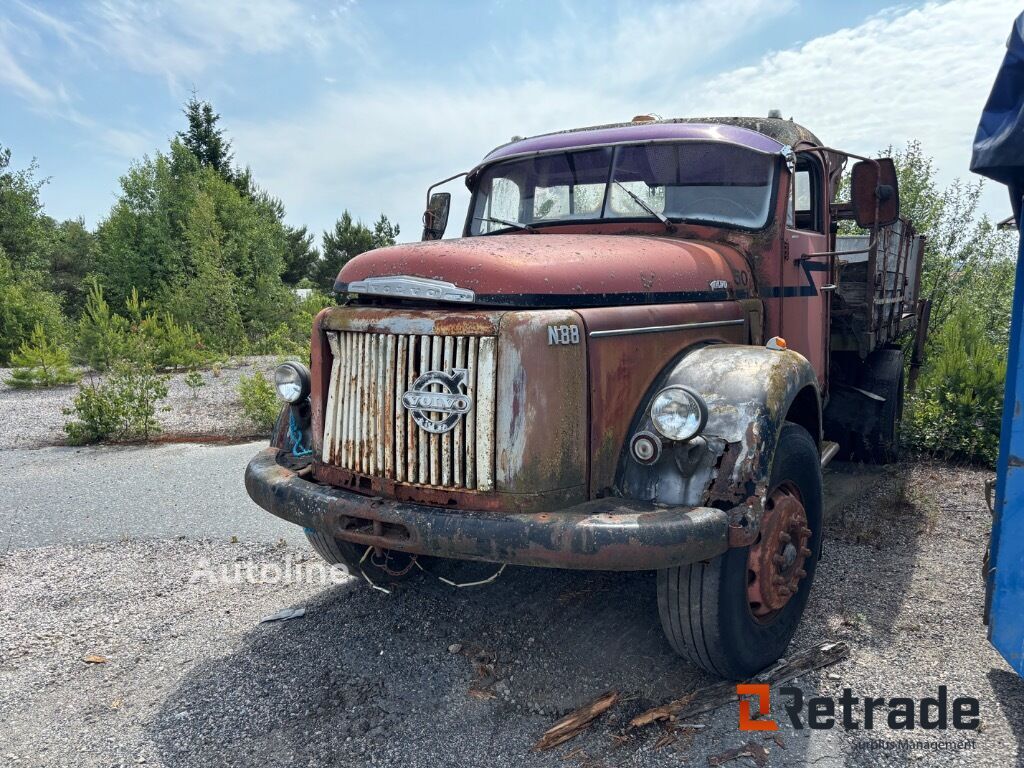 Prodaje se Volvo N 88 44 kamion s ravnom platformom na aukciji