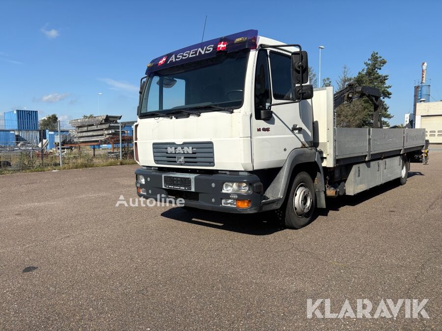 Prodaje se MAN E 180 C kamion s ravnom platformom na aukciji