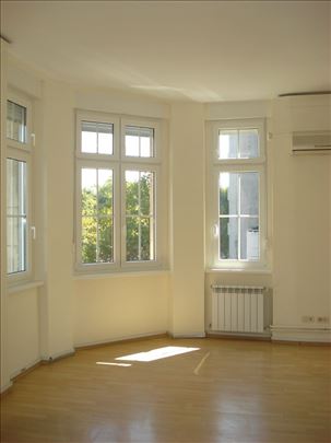 Centar 140m, lux salonski blizina Skupstine