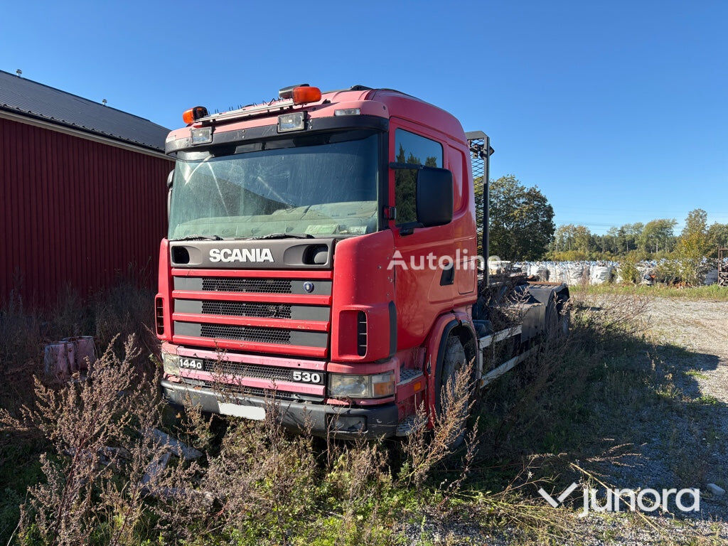 Prodaje se Scania R144GB6X2 NZ530 rol kiper sa kukom na aukciji