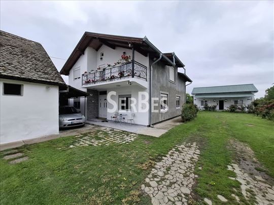 Seosko imanje sa tri kuće na placu od 2451m2 u Kov