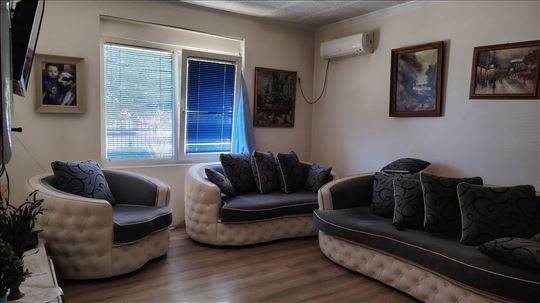 Kuća na 11 ari u Surduku, pomoćni objekti, 164m2