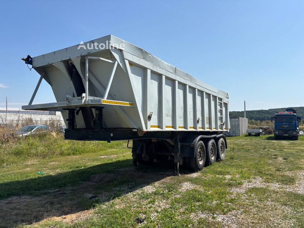 Prodaje se Benalu DF331011NL poluprikolicu kipera na aukciji