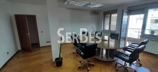 Odličan 4,0 poslovni prostor 117m2 u okolini Spens