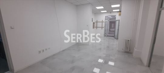 Renoviran poslovni prostor u storogm centru 250m2