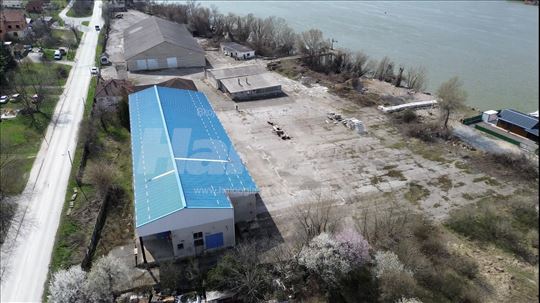 Hale Ostružnica 2308 m2 i 1380 m2 - pristup reci