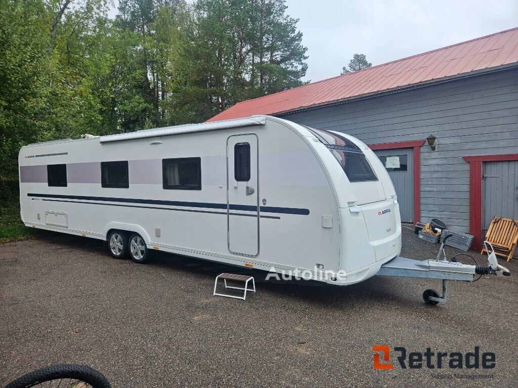 Prodaje se Adria Husvagn Adria Alpina 903HT Barnkammare Vinterisolerad kamp prikolicu na aukciji