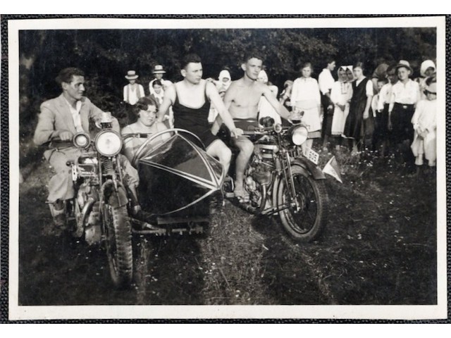 1934. Vršac Motorciklisti na izletu. Moto prikolica