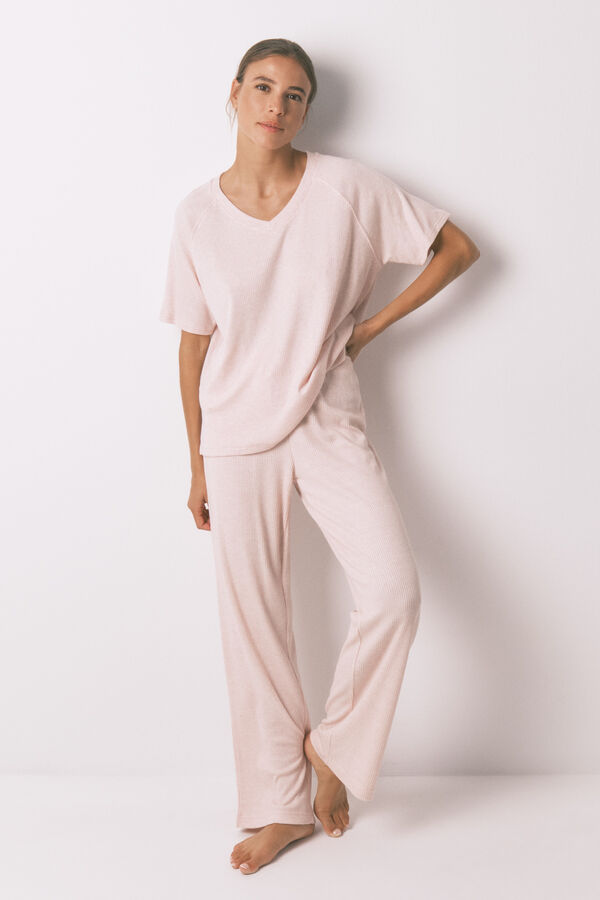 Rosafarbener, gebürsteter, gerippter langer Pyjama