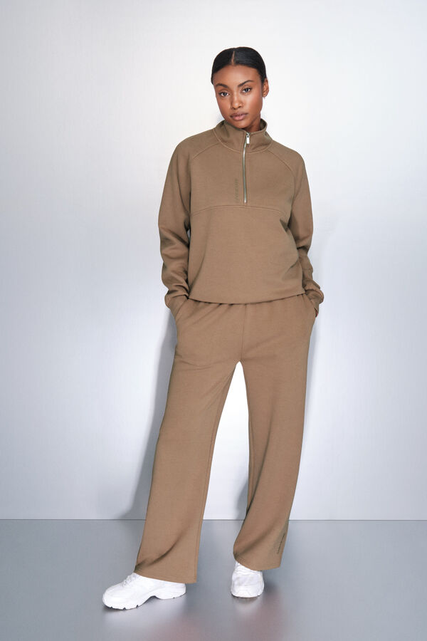 Neck and trouser set