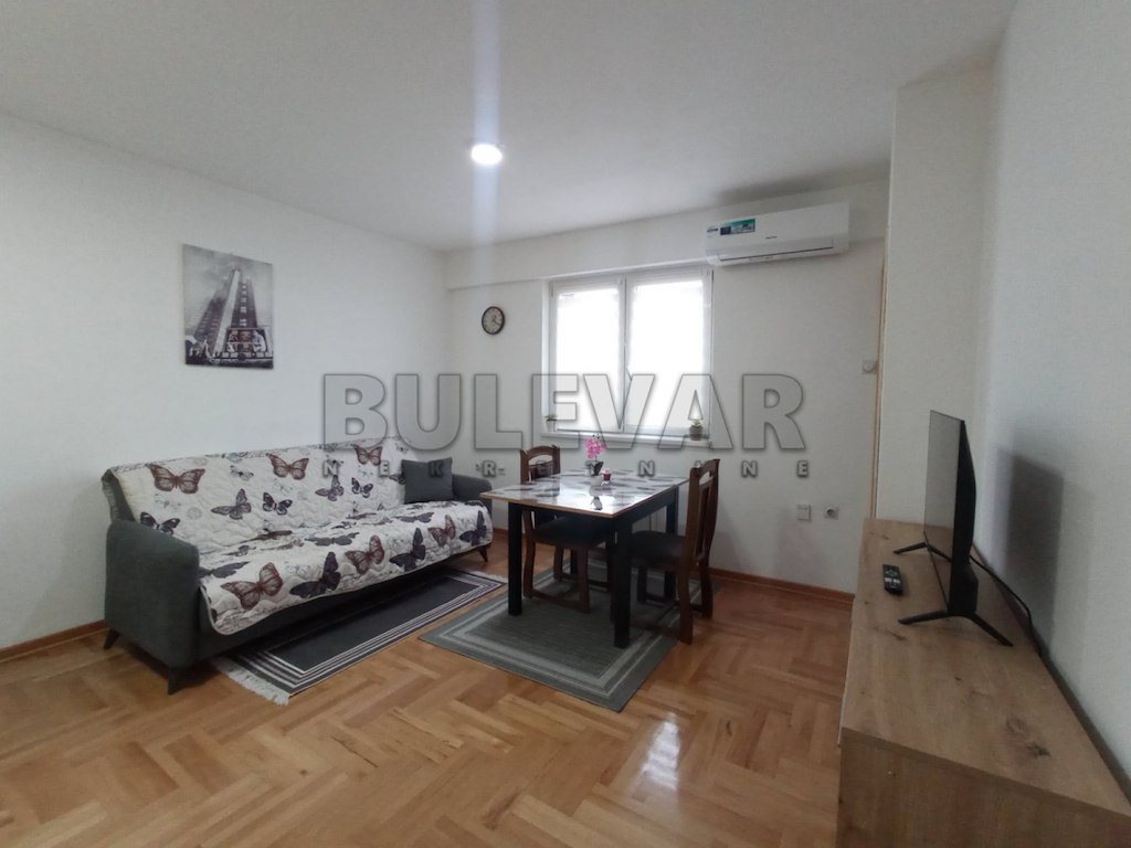 Izdaje se jednoiposoban stan u širem centru grada, 33m2