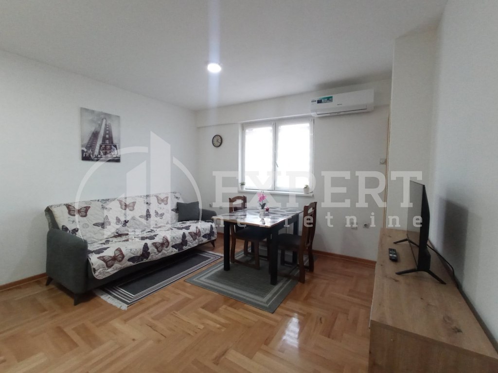 Izdaje se jednoiposoban stan u širem centru grada, 33m2