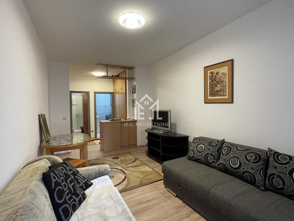 Retka prilika! Kompletno opremljena garsonjera u centru Novog Sada – terasa, 280 €/mesec