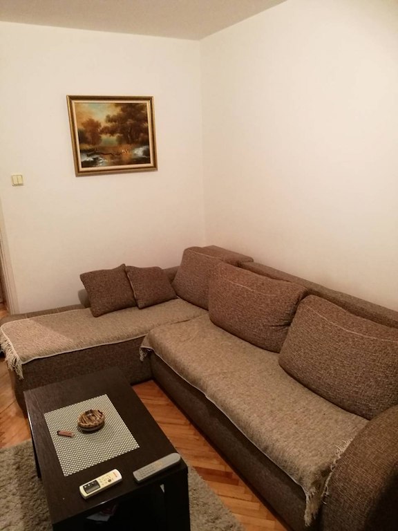 POVOLJNO IZDAJEM STAN U DURLANU
