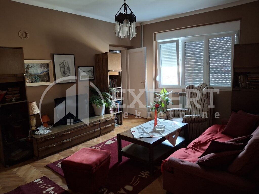 Izdaje se odličan četvorosoban stan kod Crvenog Pevca, 90m2