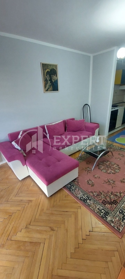Izdaje se jednoiposoban stan u centru Niša, 49m2!