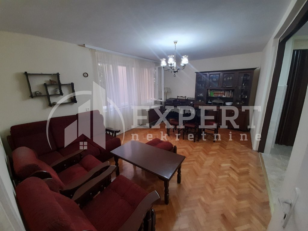 Izdaje se jedoiposoban stan u centru, prizemlje, grejanje na struju, 45m2