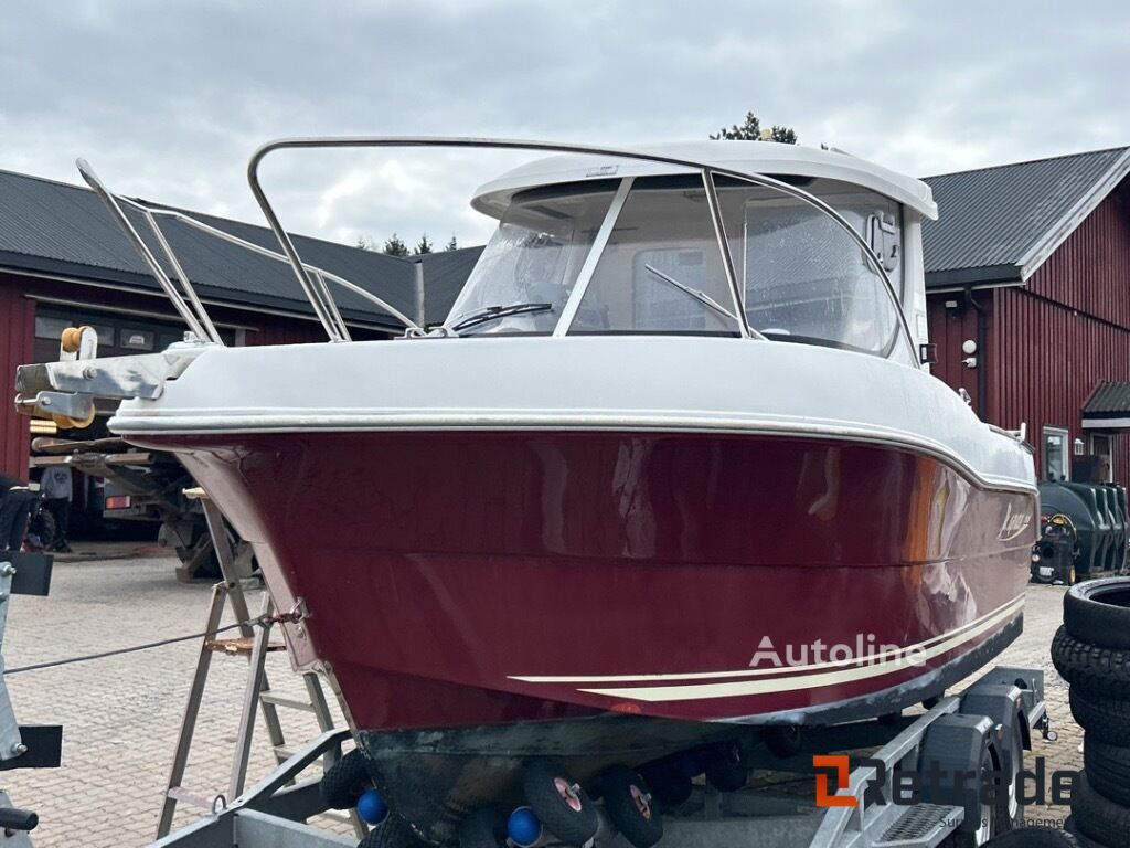 Prodaje se Arvor 215 AS motornu jahtu na aukciji