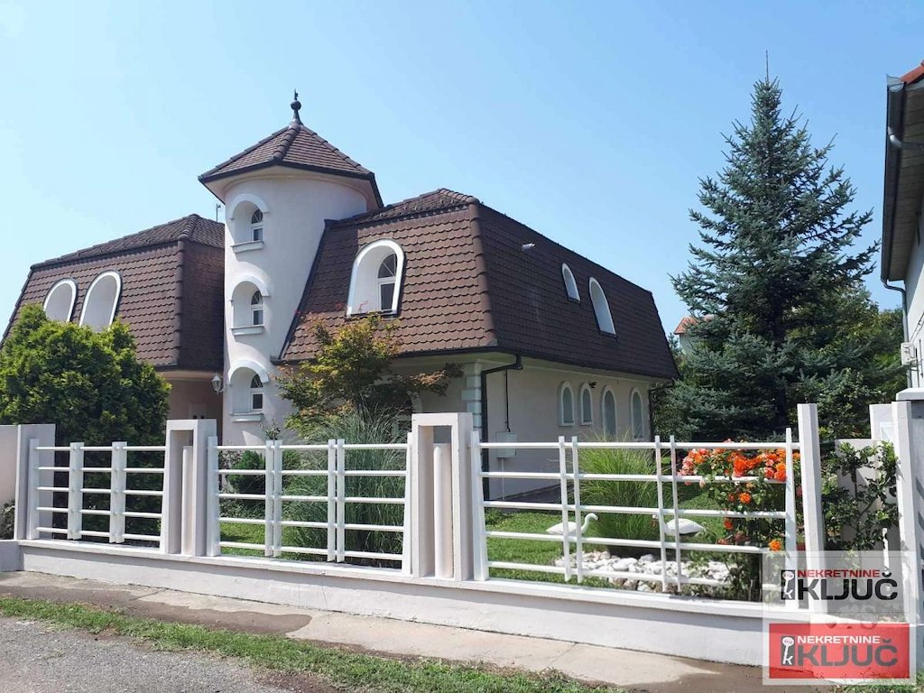 LIPOV GAJ IZDAJE SE KUĆA-VILA SA GARAŽOM