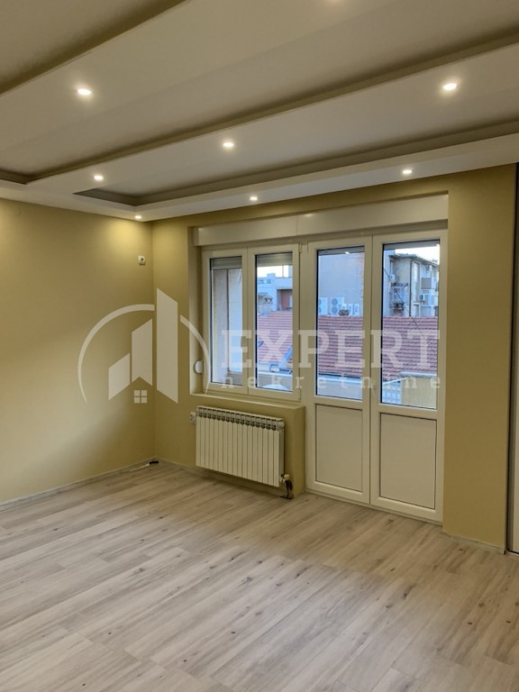 Izdaje se poslovni prostor, pesacka zona, Obrenoviceva, 72m2