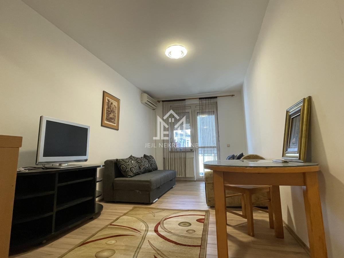 Prelep, kompletno opremljen stan u strogom centru Novog Sada – 30 m², terasa, lift