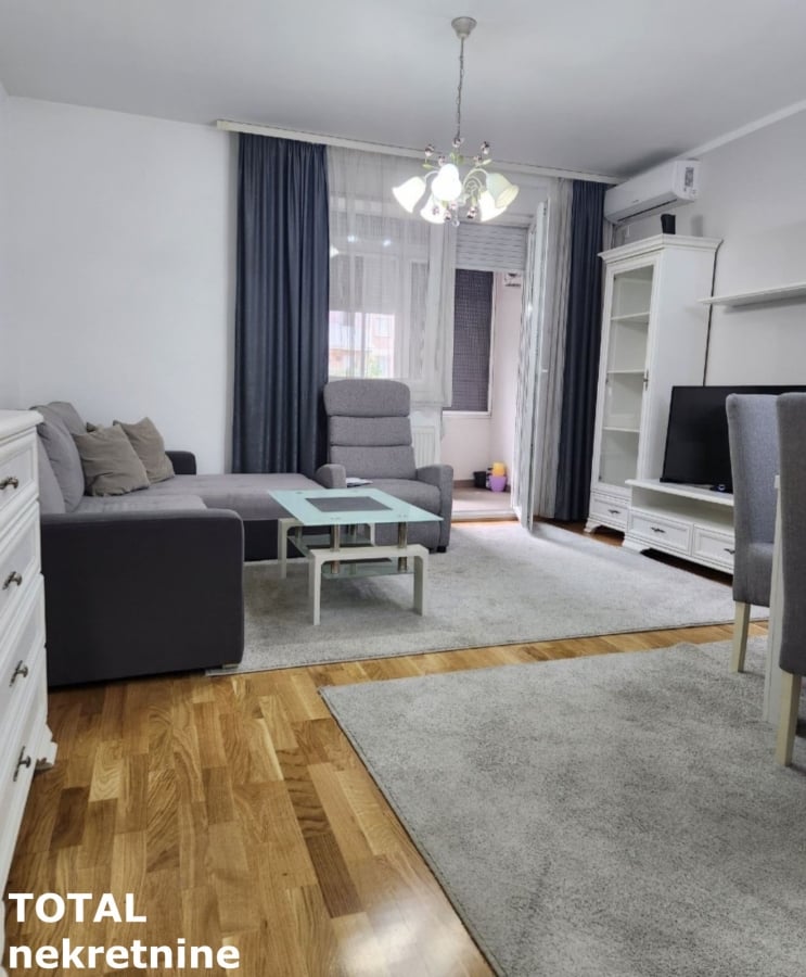 PETROVARADIN - CENTAR - 52. 00 m2