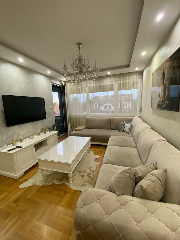 PRELEPO SREDJEN STAN 90m2, KVALITETNA ZGRADA NA TELEPU