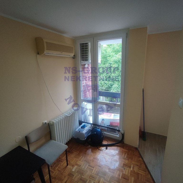 DVOSOBAN ODLICNOG RASPOREDA NA DOBROJ POZICIJI!