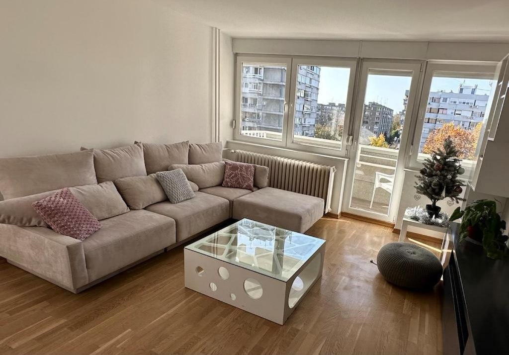 Liman 3 — Luksuzno renoviran stan, 67 m², dvorišna orijentacija, 2 spavaće sobe, terasa Na prodaju