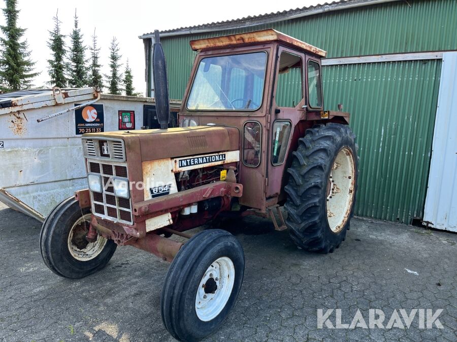 Prodaje se IH 654 traktor točkaš na aukciji