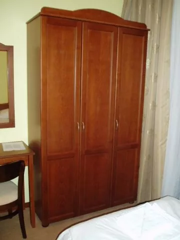 DRVENI ORMAR ZA SPAVAĆU SOBU E019