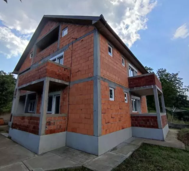 VISEAPARTMANSKA KUCA U CENTRU BANJE VRDNIK