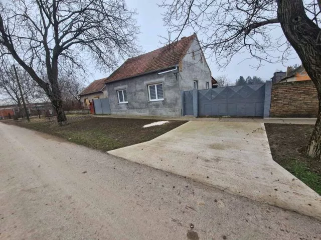 PRODAJEM RENOVIRANU KUCU U KOVACICI