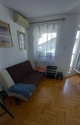 IZDAJEM DVOSOBAN STAN U MIRIJEVU