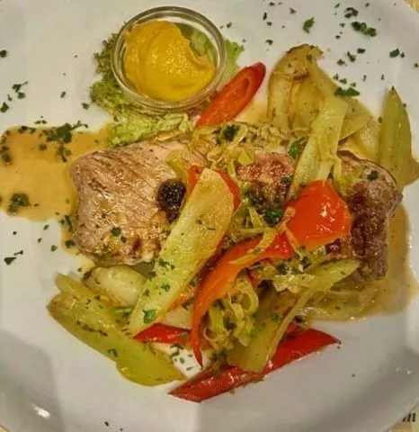 SVINJSKI FILE SA MOZARELLA SIROM U SOSU OD POVRĆA